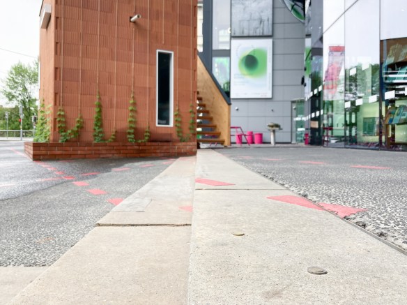 Lost Money/Handful KÜNSTLERGRUPPE –– SUPERFLEX | linossiartstory