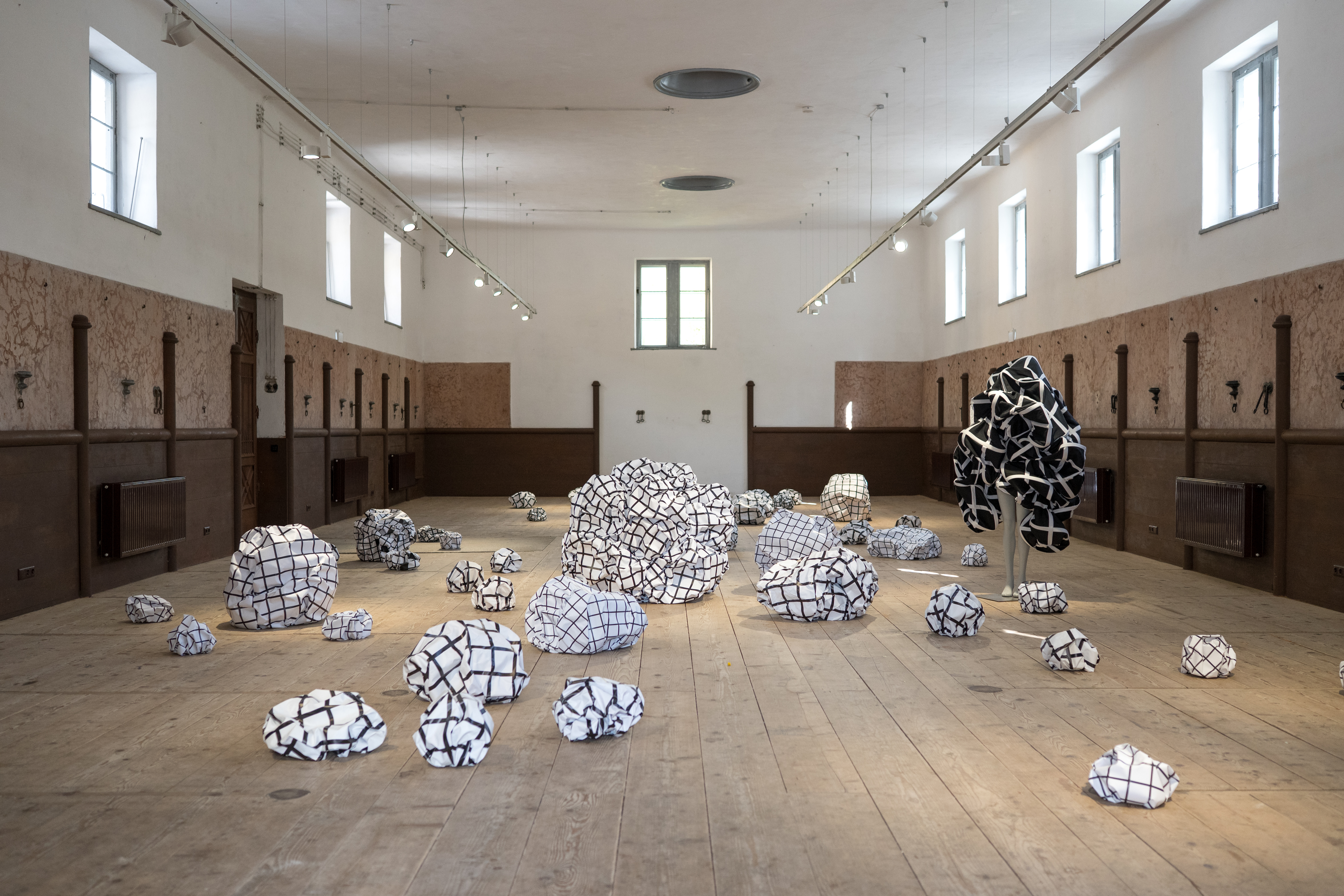 Zerknitterte Kunst trifft kaiserliche Eleganz – Esther Stocker in den ...